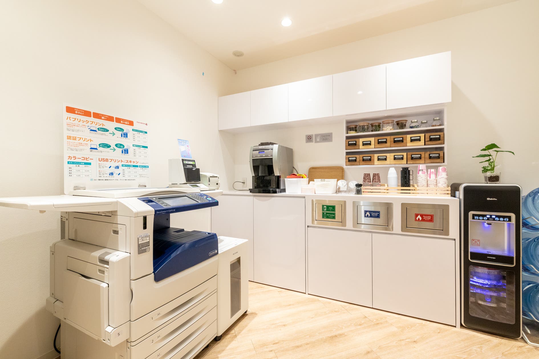 【池袋西口徒歩3分】4名用会議室＃Wi-Fi＃電源＃ホワイトボード＃フリードリンク＃コンシェルジュの写真3