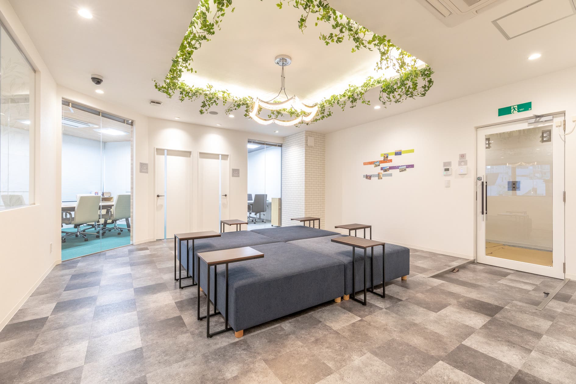 【池袋西口徒歩3分】4名用会議室＃Wi-Fi＃電源＃ホワイトボード＃フリードリンク＃コンシェルジュの写真5