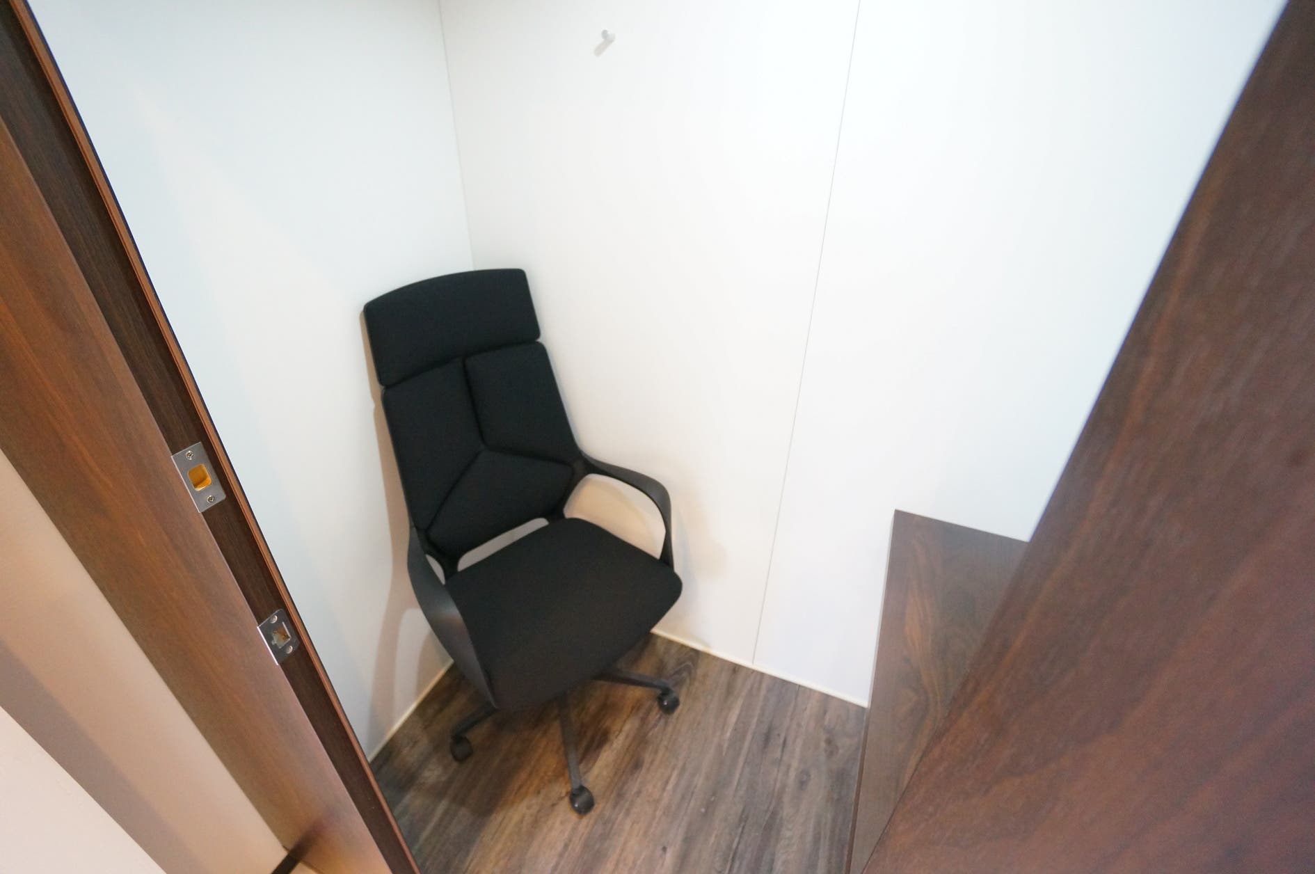 ⭐️OPENキャンペーン価格⭐️＜wash+明海ワークブース＞コインランドリー内のワークブース💼Wi-Fi📶モニター🖥の写真5