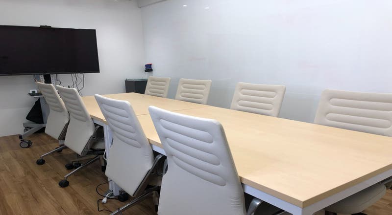 【原宿・明治神宮前徒歩5分！】モニター付き広々会議室！快適なミーティングに最適✨