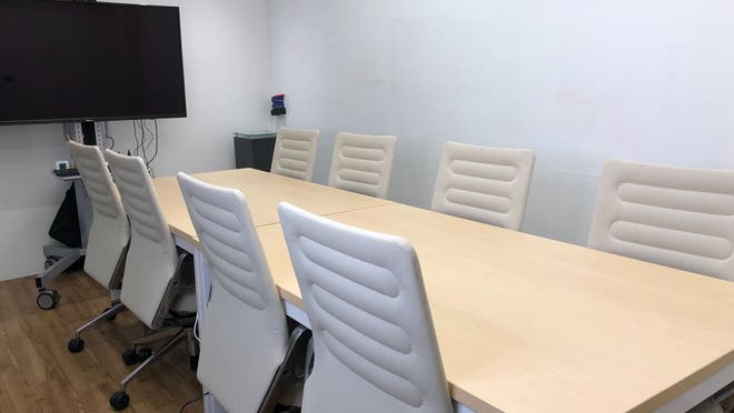 【原宿・明治神宮前徒歩5分!】モニター付き広々会議室!快適なミーティングに最適✨の写真1