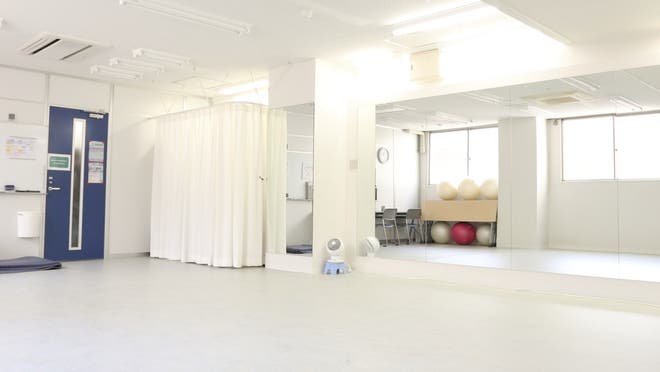 柿生駅徒歩3分!ダンスやヨガの練習に最適な広々とした大きな鏡付きスペース!机と椅子無料貸し出しで会議にも使える!の写真1