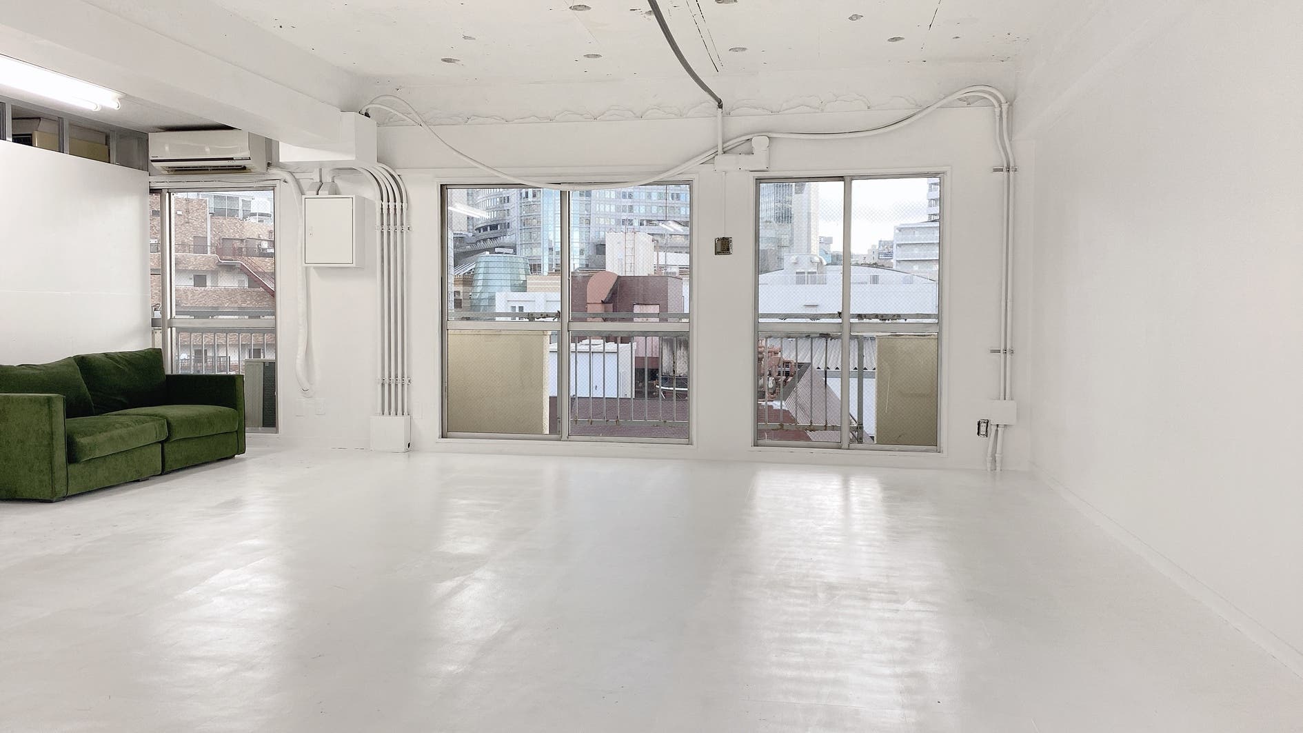 【六本木駅徒歩6分】追加オプション料金なし！自然光◎・照明/機材○ 白壁白床「aNmoda STUDIO」の写真4