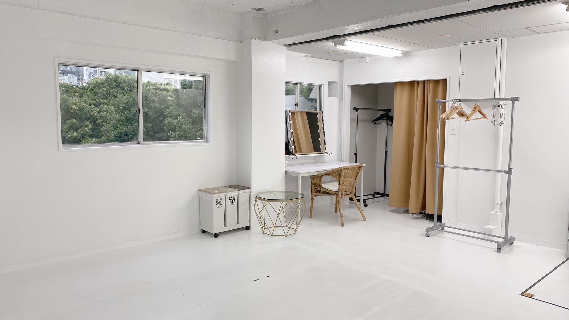 【六本木駅徒歩6分】追加オプション料金なし！自然光◎・照明/機材○ 白壁白床「aNmoda STUDIO」の写真5