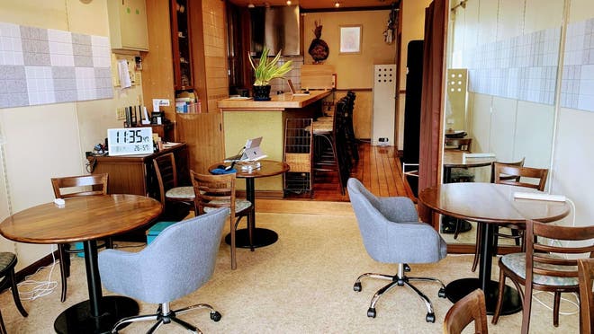 近鉄生駒駅の改札口から徒歩40秒、サイフォン式珈琲を楽しみながら落ち着いたBGMのもと、集中してお仕事ができるスペースです。の写真1