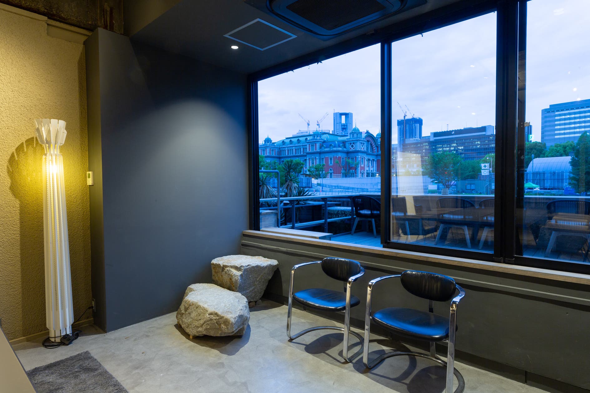 【北浜駅・淀屋橋駅徒歩5分】川沿いにあるプライベートミーティングルームの写真2