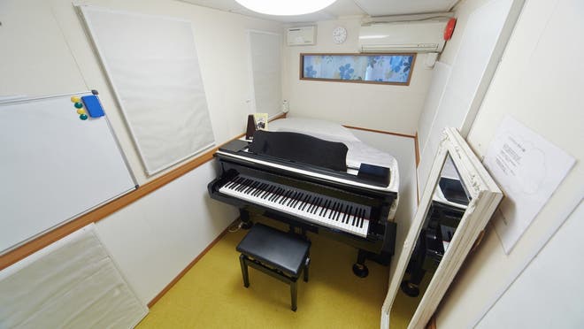【南青山/渋谷・表参道】グランドピアノ🎸防音室《🕒24時間/要予約》⭐️教室開講OK:Aルーム【個人/法人OK】の写真1