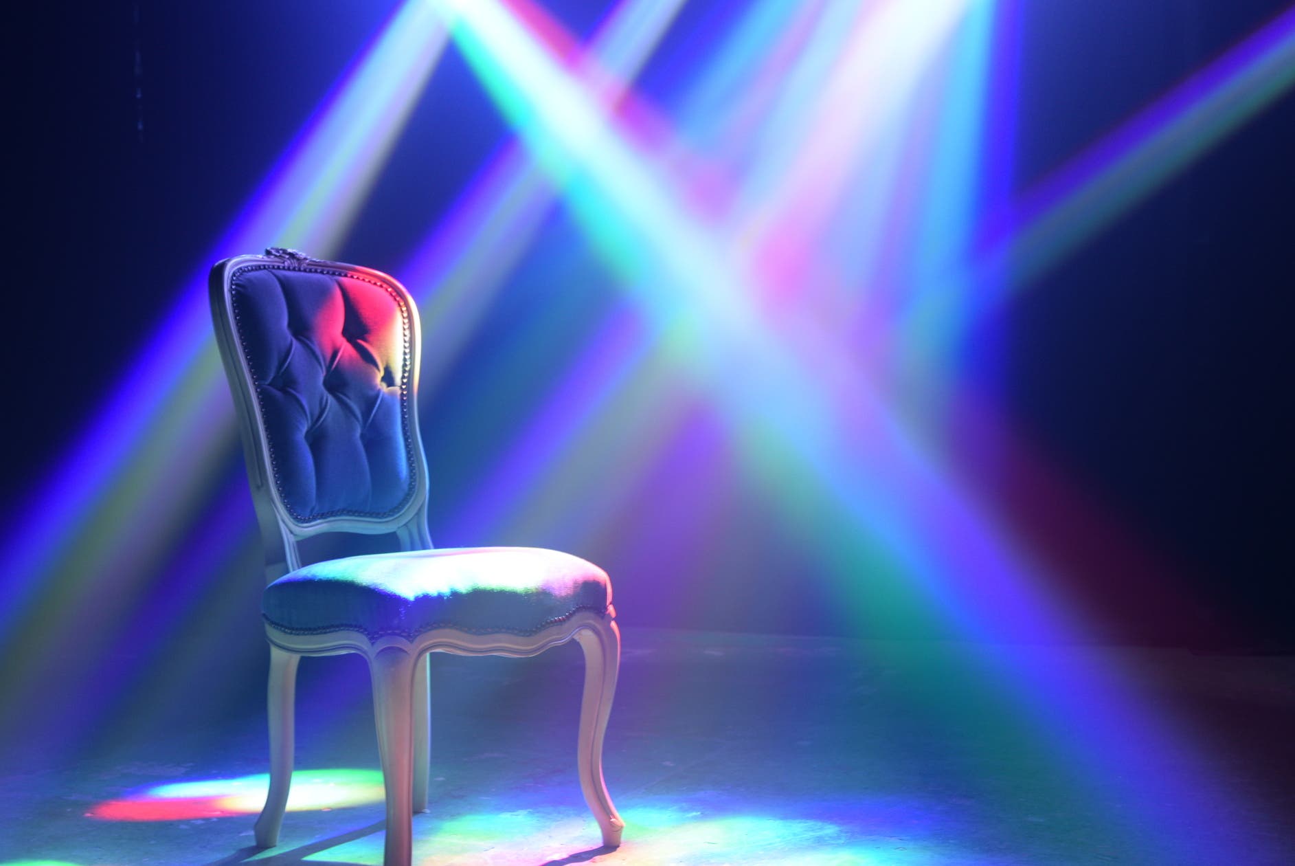 新三郷駅徒歩12分の撮影スタジオ。99平米で４.6Mの高天井。大きな白スペースと舞台照明の写真7