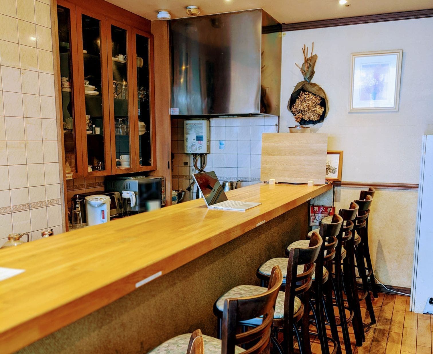 近鉄生駒駅の改札口から徒歩40秒、サイフォン式珈琲を楽しみながら落ち着いたBGMのもと、集中してお仕事ができるスペースです。の写真6