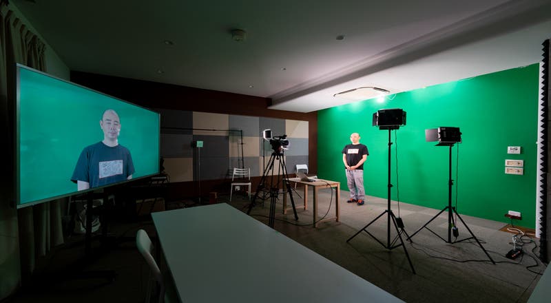 壁面大型グリーンバック・動画撮影・LIVE配信スタジオ・高速光回線・機材貸出無料、メイクルーム完備
