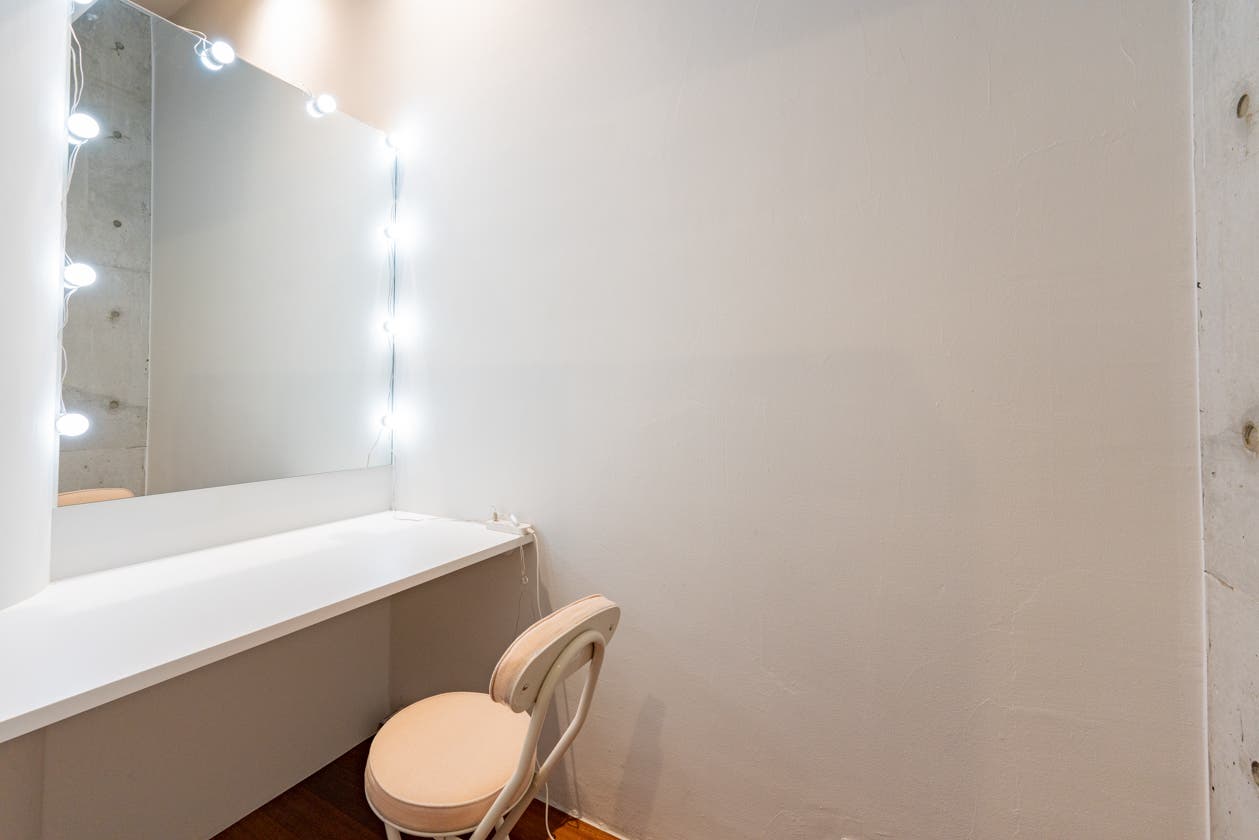 壁面大型グリーンバック・動画撮影・LIVE配信スタジオ・高速光回線・機材貸出無料、メイクルーム完備の写真5