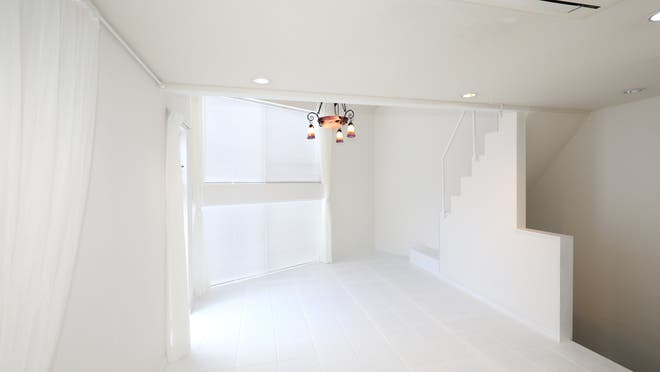 【奥渋フォトスタジオ Two Me 】自然光での撮影できる!白タイル(床)白壁、小さなスタジオの写真2