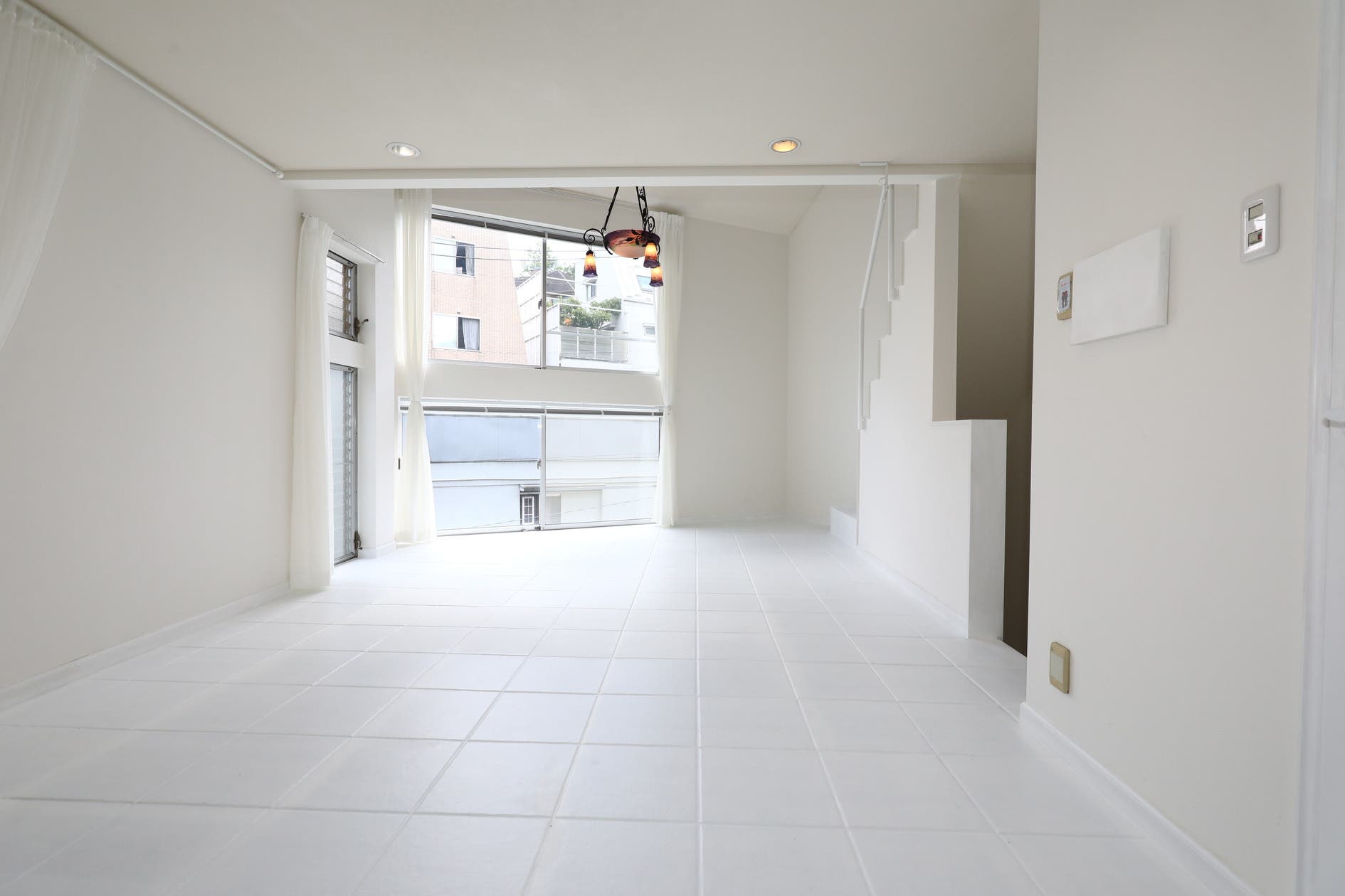 【奥渋フォトスタジオ　Two Me 】自然光での撮影できる！白タイル（床）白壁、小さなスタジオの写真5