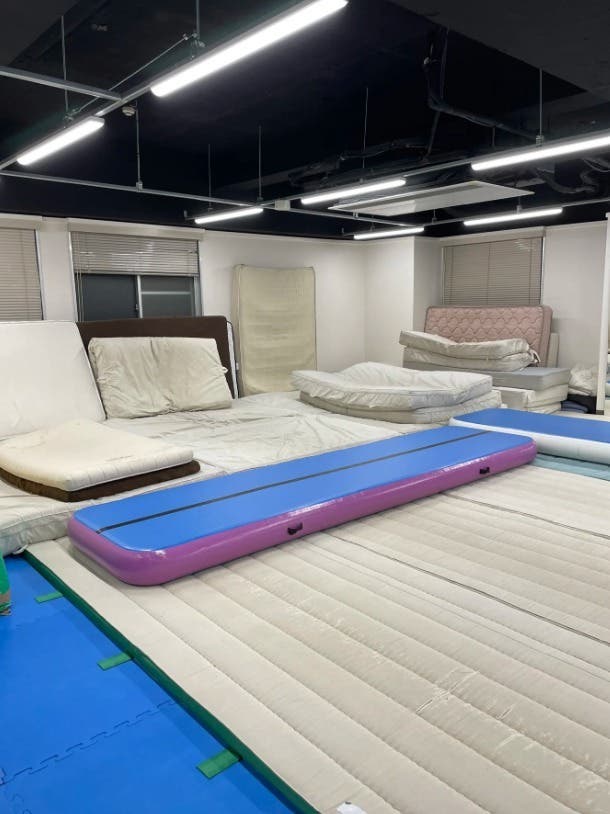 JR新宿駅南口徒歩4分、THビル3階Aルームの写真1