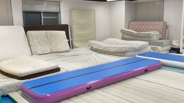 JR新宿駅南口徒歩4分、THビル3階Aルームの写真1