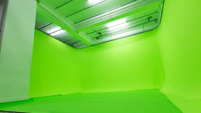 大型の白ホリ+廃墟風スペースのレンタル撮影スタジオ/高田馬場駅徒歩5分の写真2