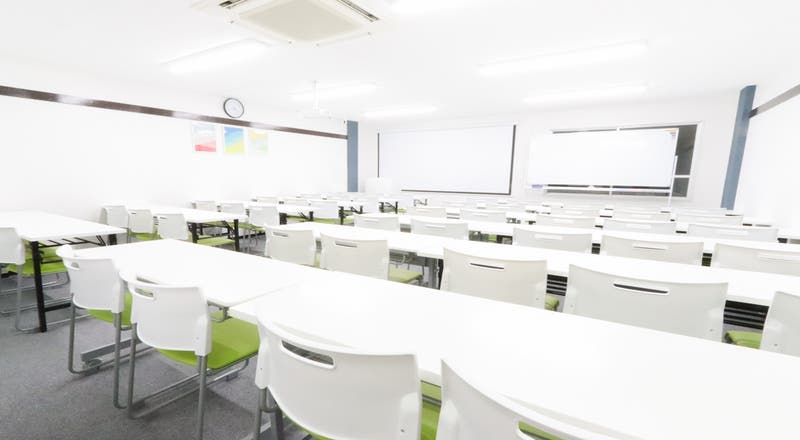 【秋葉原駅A3出口20秒！中央北口1分！大型会議室！50名可！】プロジェクター・WiFi無料！ふれあい貸し会議室 秋葉原No51