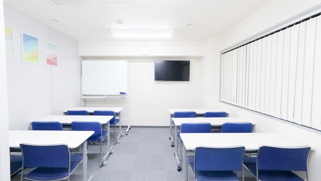 【田町駅1分!三田駅30秒!中型会議室!15名】モニター・ホワイトボード・高速WiFi無料!ふれあい貸し会議室 田町No49の写真1