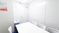 【田町駅1分!三田駅30秒!コンパクト会議室!7名】モニター・ホワイトボード・高速WiFi無料!ふれあい貸し会議室 田町No50の写真4