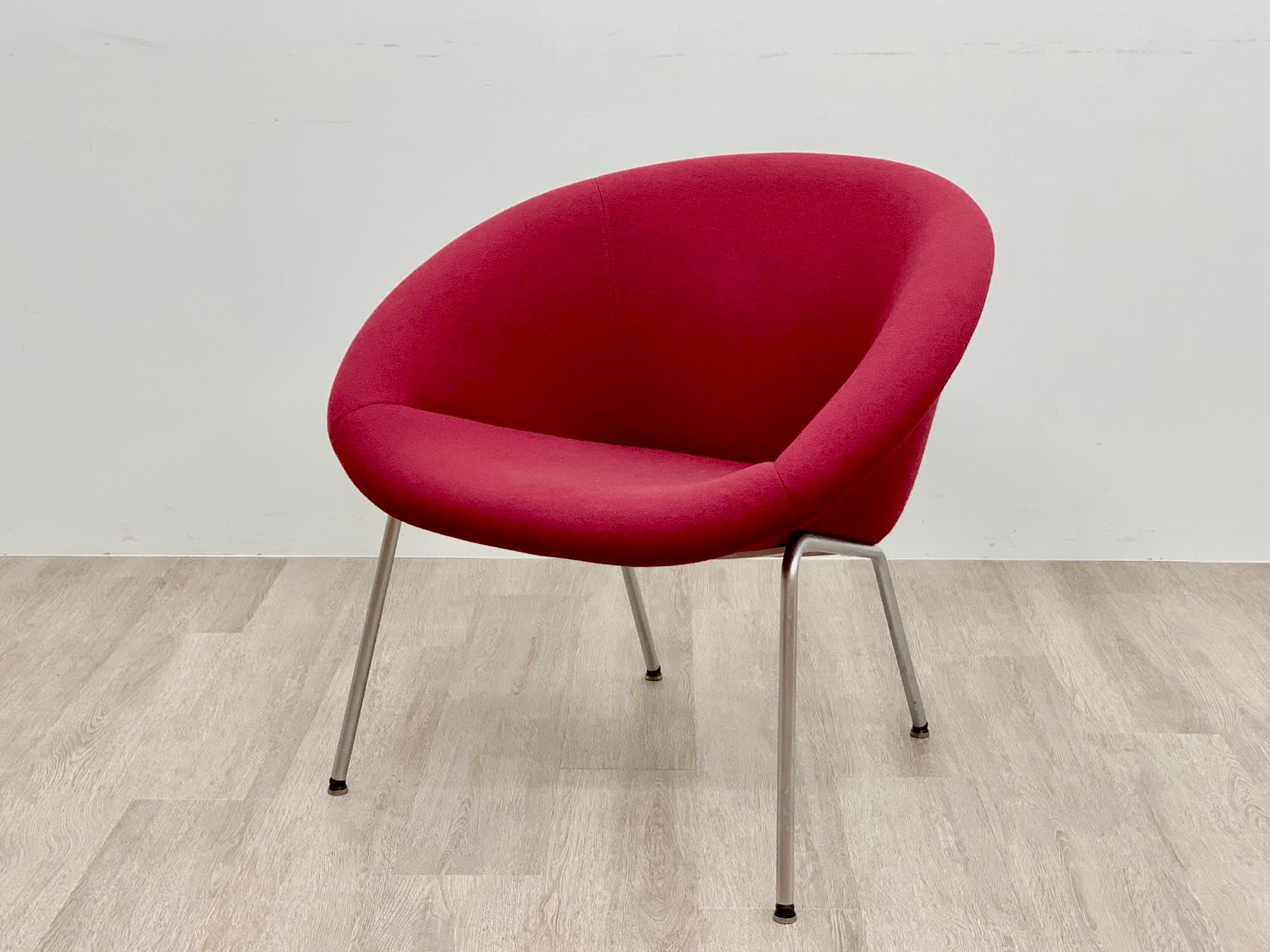 レッドソファの画像1