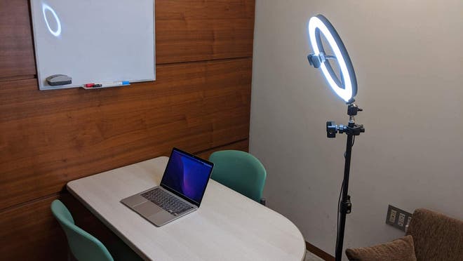 ZOOM会議などテレワークに最適な完全個室。無料WiFiあり。ソファとコーヒーでホッと一息つくことも◎(フリードリンクあり)の写真4