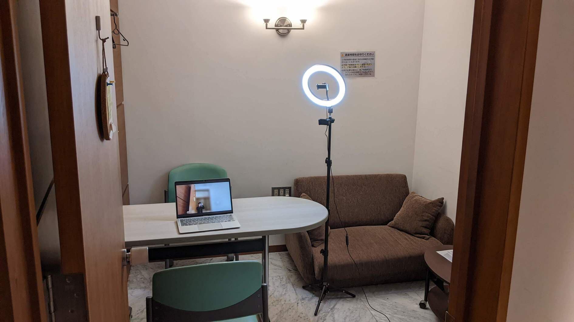 ZOOM会議などテレワークに最適な完全個室。無料WiFiあり。ソファとコーヒーでホッと一息つくことも◎（フリードリンクあり）の写真6