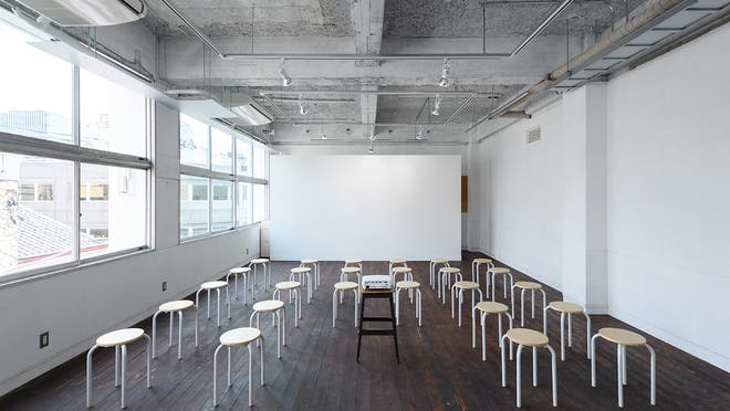 築55年のレトロなスタジオスペース〔自然光,透明感を感じる白い壁面,レトロなフローリング,天井高〕の写真1