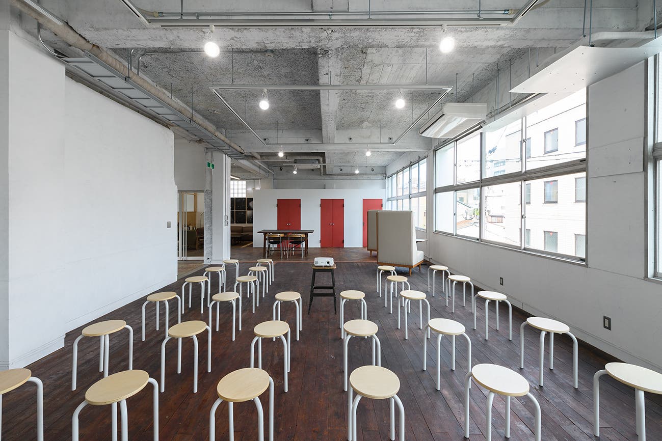 築55年のレトロなスタジオスペース〔自然光,透明感を感じる白い壁面,レトロなフローリング,天井高〕の写真4