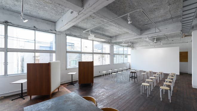 築55年のレトロなスタジオスペース〔自然光,透明感を感じる白い壁面,レトロなフローリング,天井高〕の写真2