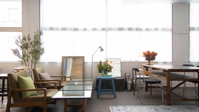 築55年のレトロなスタジオスペース〔自然光,透明感を感じる白い壁面,レトロなフローリング,天井高〕の写真8