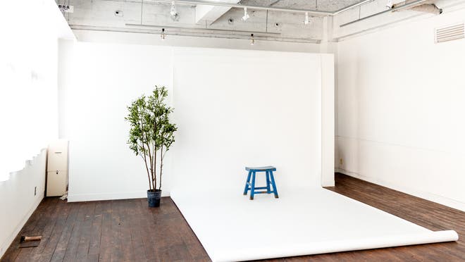 築55年のレトロなスタジオスペース〔自然光,透明感を感じる白い壁面,レトロなフローリング,天井高〕の写真16