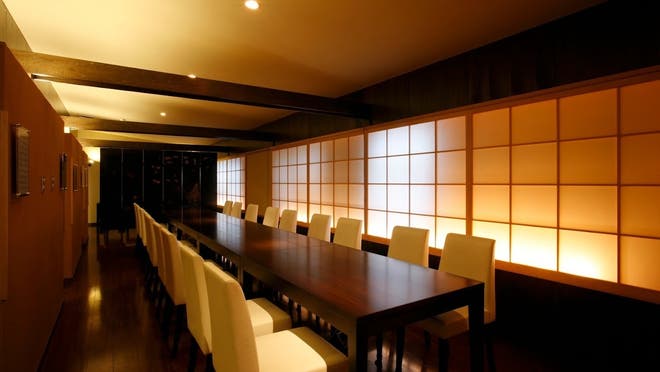 薫the-room 下関駅より徒歩3分 くつろぎの椅子テーブルのお席ですの写真1