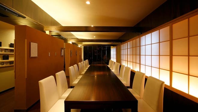 薫the-room 下関駅より徒歩3分 くつろぎの椅子テーブルのお席ですの写真2