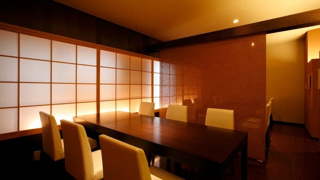 薫the-room 下関駅より徒歩3分 くつろぎの椅子テーブルのお席ですの写真3