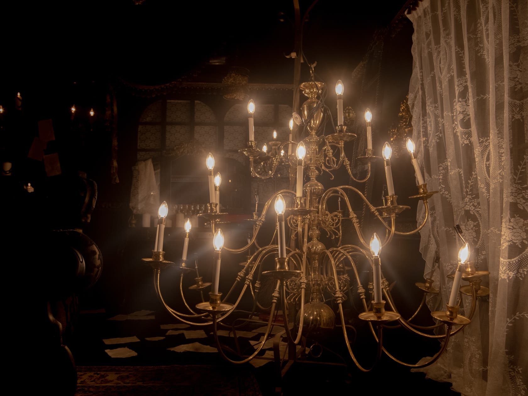 LEDシャンデリア点灯の画像1