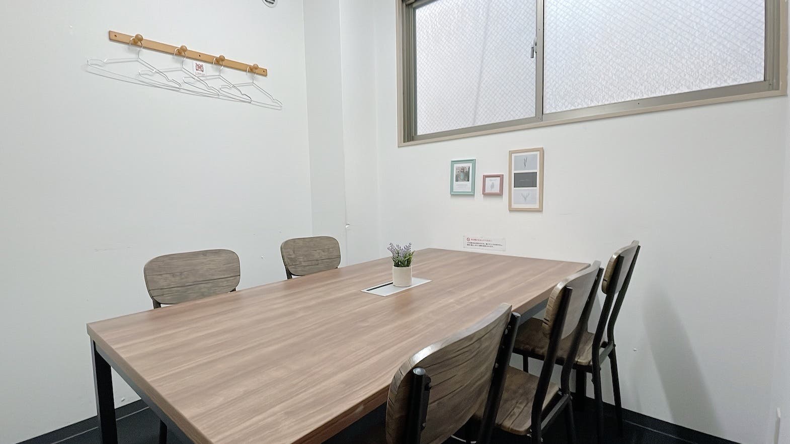 🎊好立地🎊｜🉐格安｜横浜駅4分❗VIVRE・ドンキ近く｜高速WiFi⚡｜👞土足🆗｜Colormell 横浜西口店 C室［〜5名］の写真1