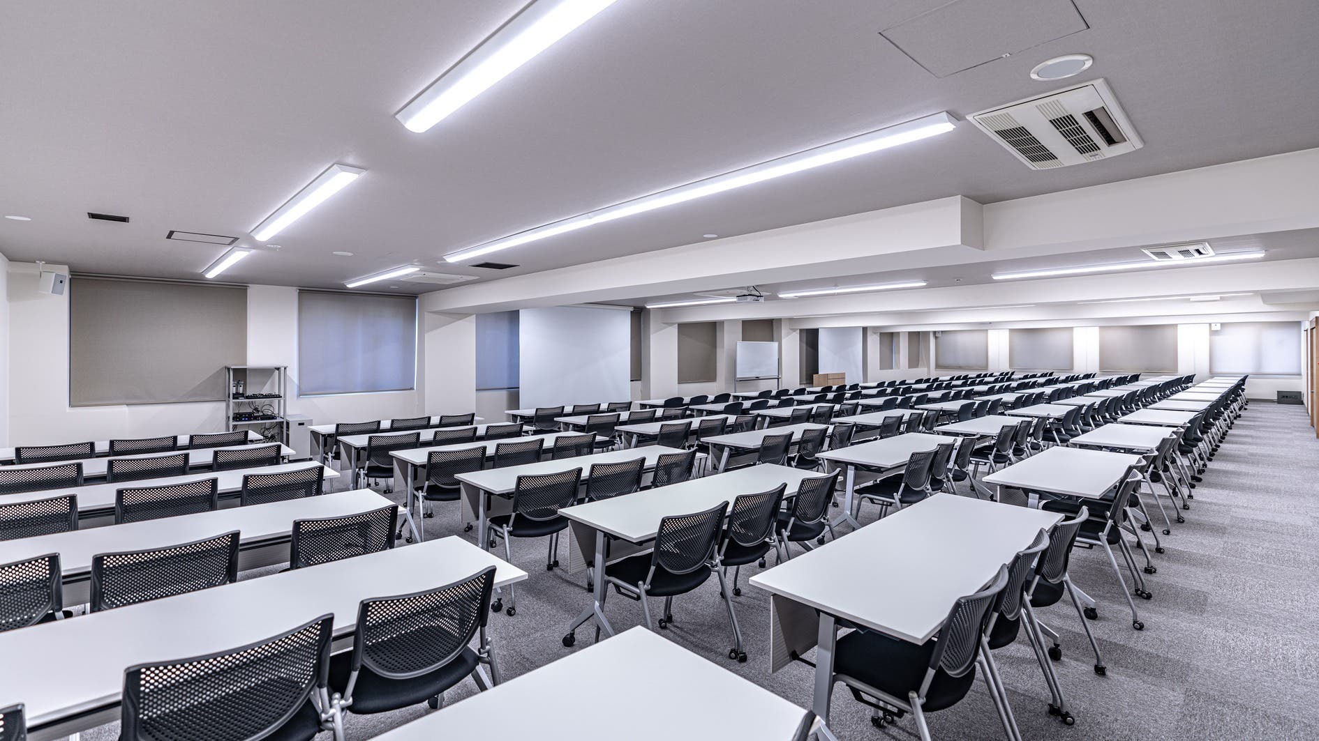 【銀座5分・新橋7分】最大収容198名✨銀座で“特別な会議”が叶う大型会場｜控え室あり✨研修・試験・講演会・懇親会に｜N201の写真4