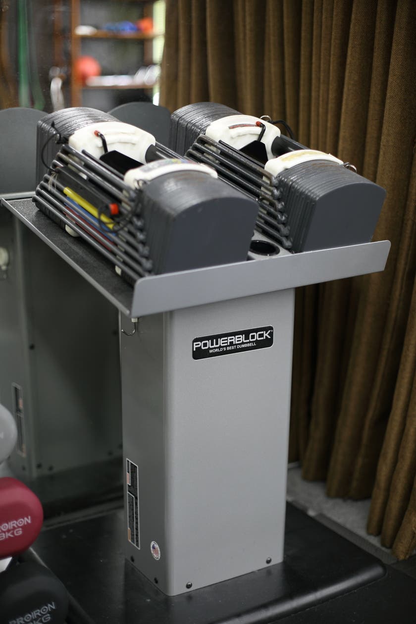 【新宿駅5分】パーソナルトレーニングにおすすめの業務用器具完備の個室ジム②右側（エアコン側）　MIYAZAKI GYM新宿店の写真5