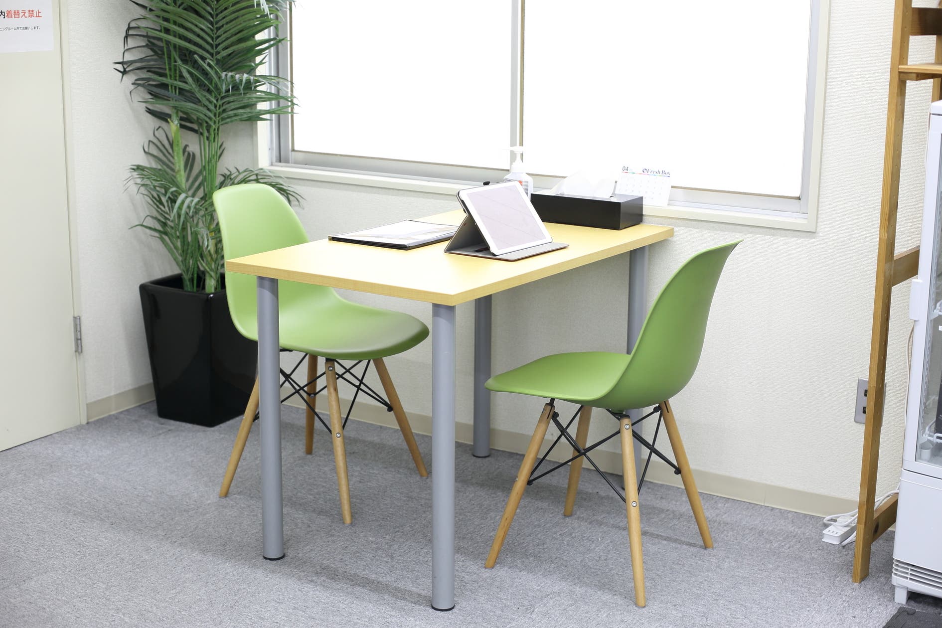 【新宿駅5分】パーソナルトレーニングにおすすめの業務用器具完備の個室ジム②右側（エアコン側）　MIYAZAKI GYM新宿店の写真8