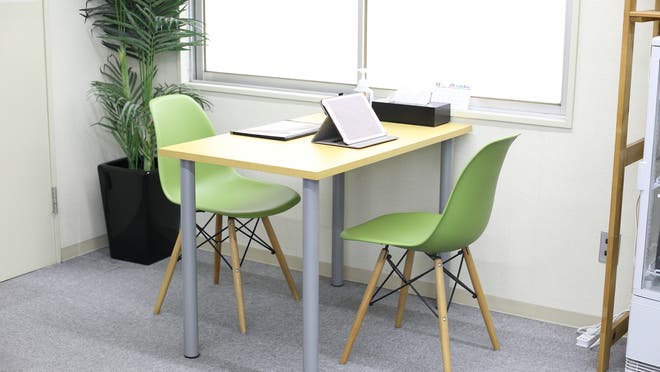 【新宿駅5分】パーソナルトレーニングにおすすめの業務用器具完備の個室ジム②右側(エアコン側) MIYAZAKI GYM新宿店の写真8