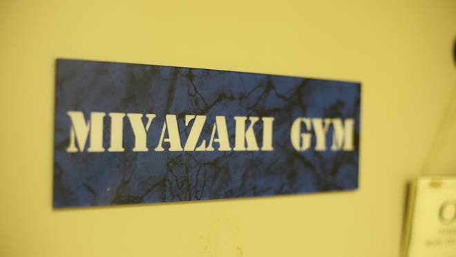 【新宿駅5分】パーソナルトレーニングにおすすめの業務用器具完備の個室ジム②右側(エアコン側) MIYAZAKI GYM新宿店の写真9