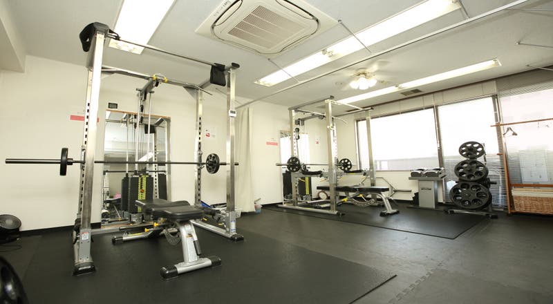 【池袋駅5分】パーソナル向け機材完備の個室ジム｜①パワーラック左側の部屋　MIYAZAKI GYM池袋店