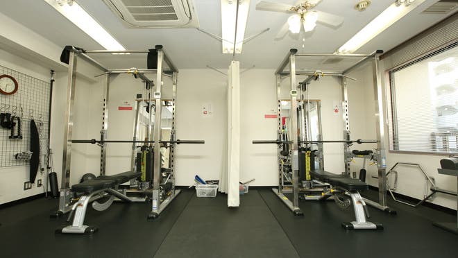 【池袋駅5分】パーソナル向け機材完備の個室ジム|②パワーラック右側の部屋 MIYAZAKI GYM池袋店の写真1