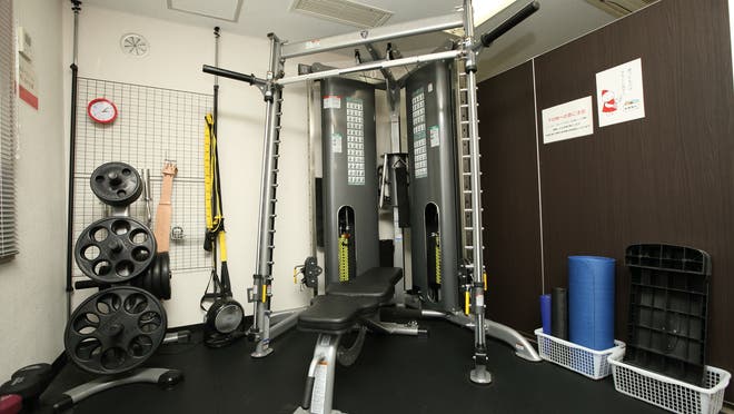 【池袋駅5分】パーソナル向け機材完備の個室ジム|③スミス&マルチケーブルの部屋 MIYAZAKI GYM池袋店の写真1