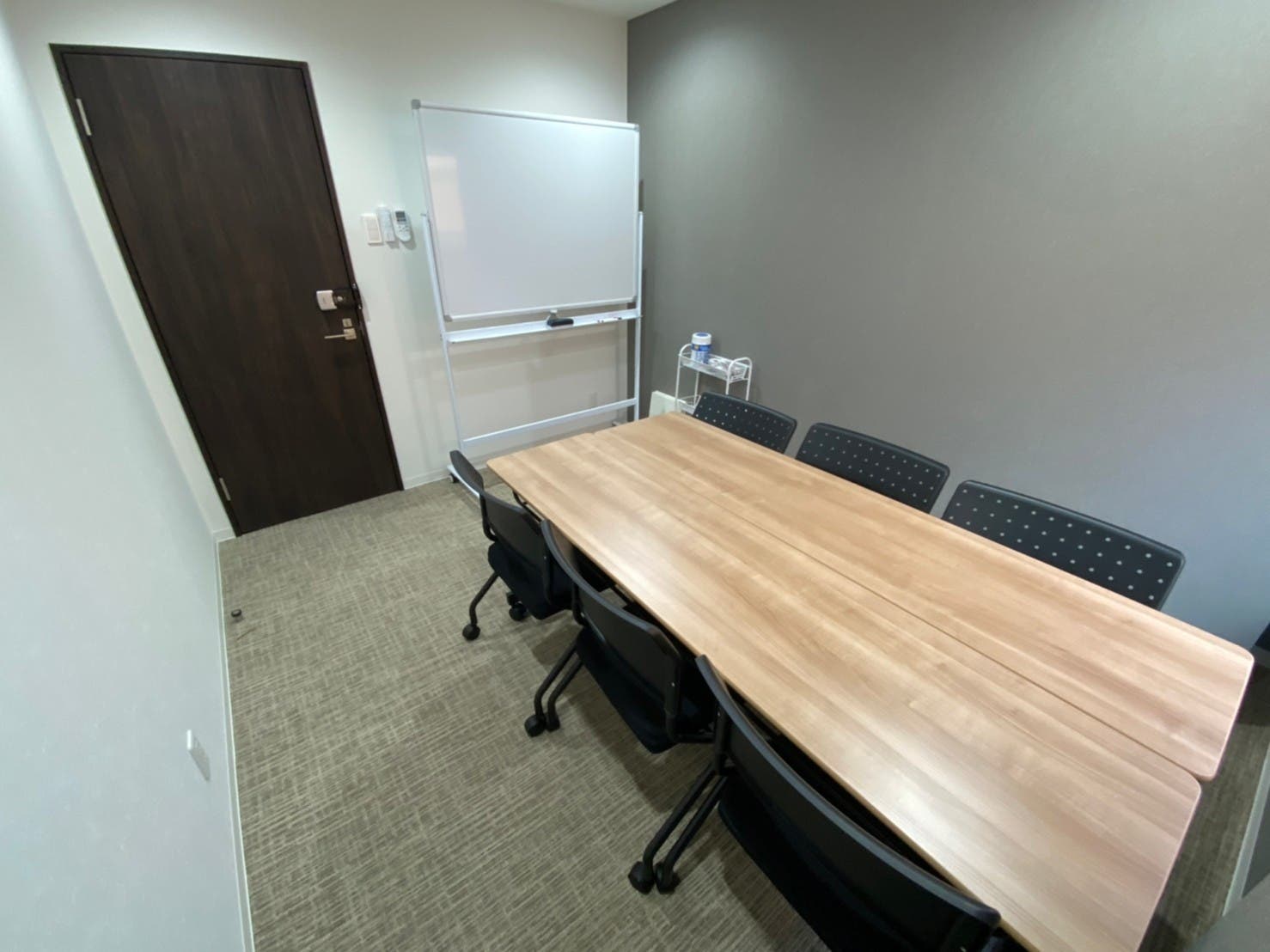 【レンタルスペースちとからRoom B】千歳烏山駅徒歩２分☆綺麗☆完全個室☆Wi-Fi完備☆会議室・テレワーク等にオススメ♪の写真1