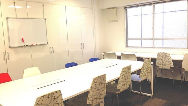 【本町・心斎橋】来場者へのフリードリンクが評判の多目的イベントルーム!プロジェクタも込みの料金です。会議・セミナーにの写真1