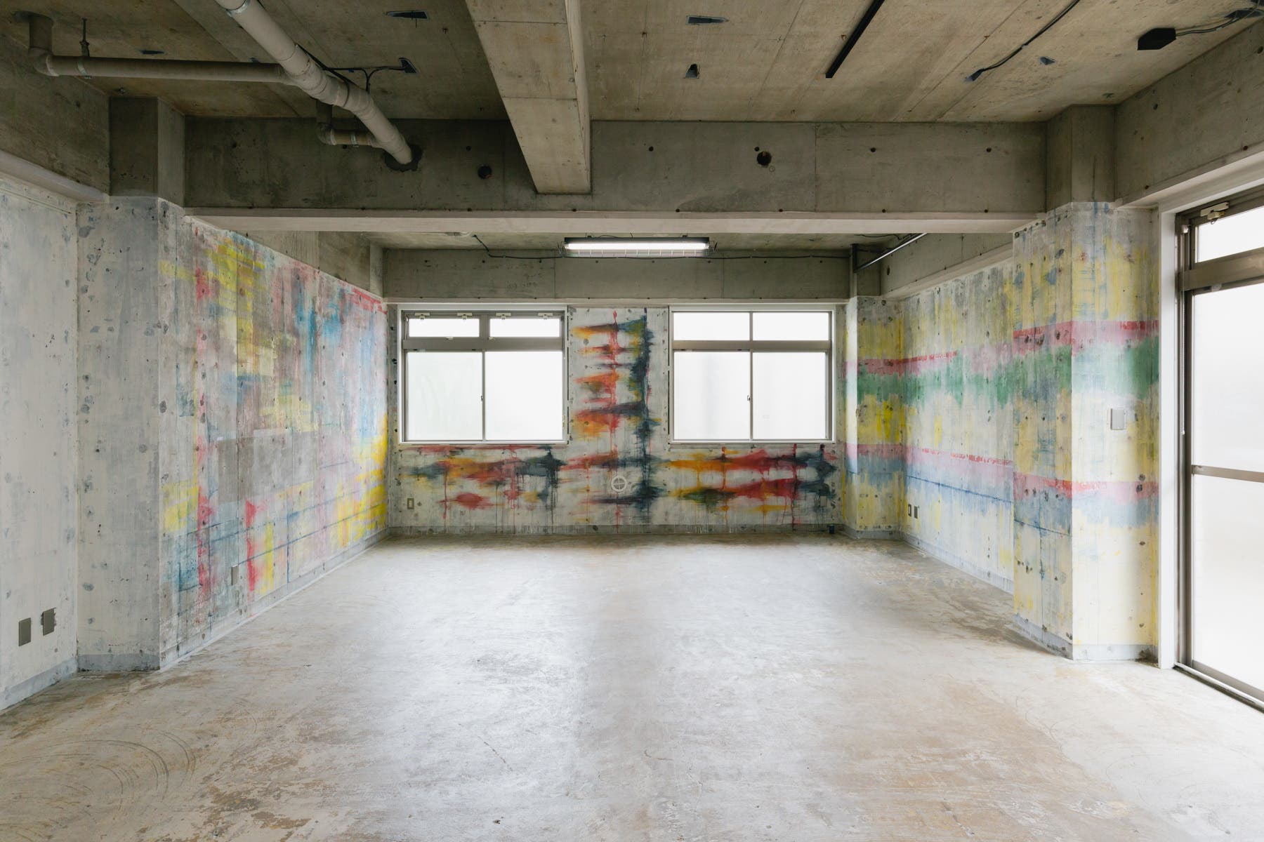 湘南深沢駅徒歩11分、格安プラン有り。広々135㎡、コーヒースタンドを併設、晴れの日は柔らかい自然光が入るフォトスタジオの写真6