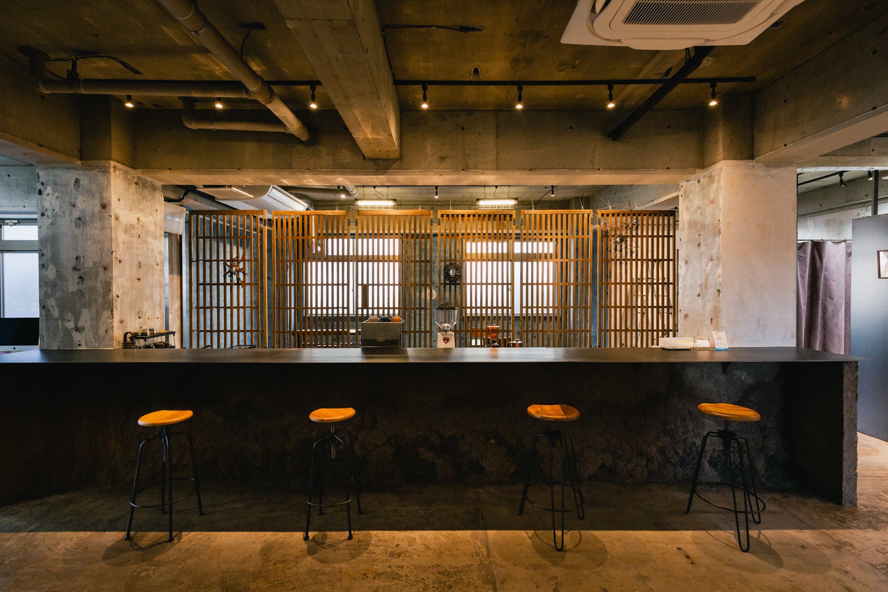 湘南深沢駅徒歩11分、格安プラン有り。広々135㎡、コーヒースタンドを併設、晴れの日は柔らかい自然光が入るフォトスタジオの写真4