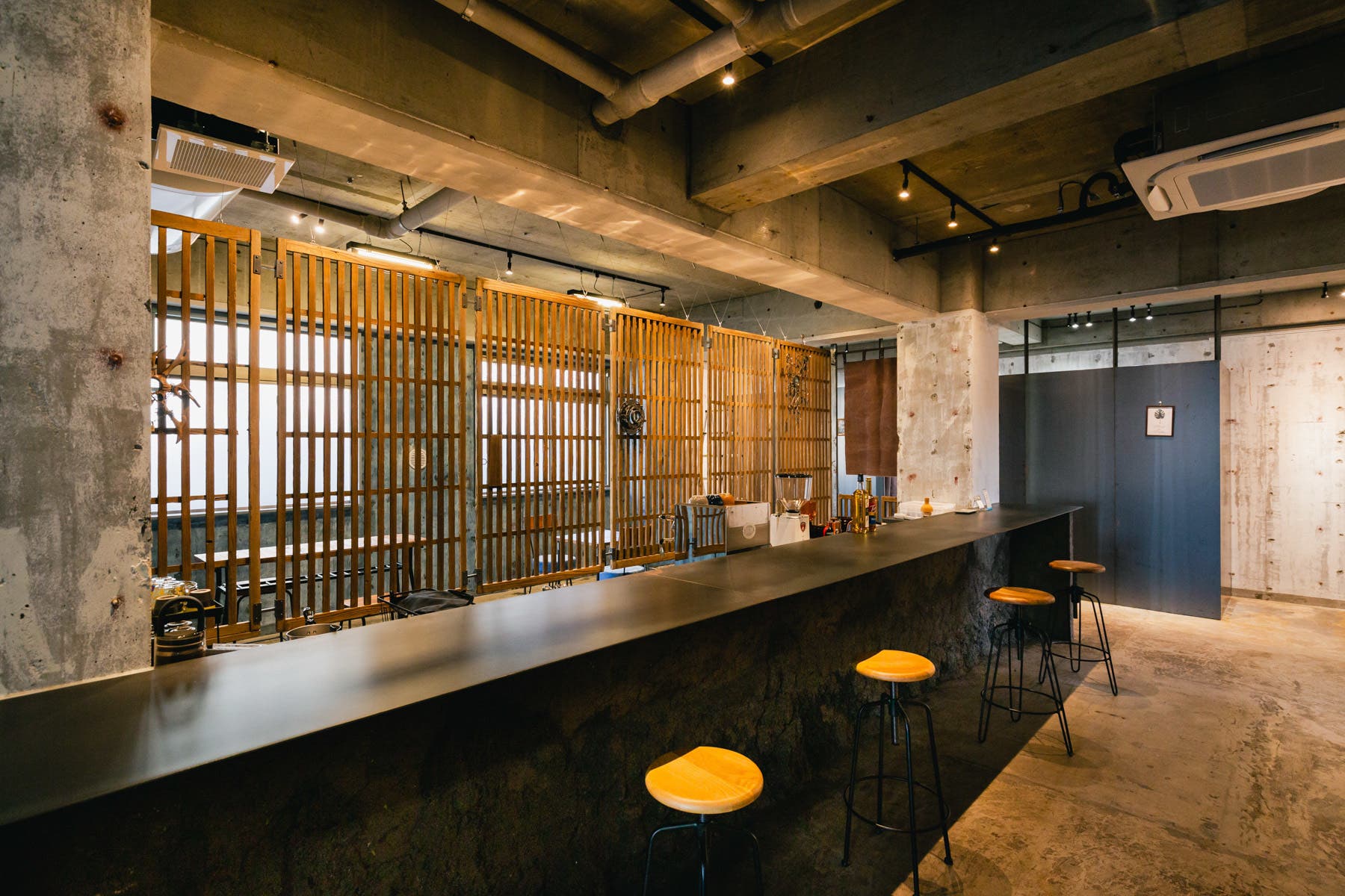 湘南深沢駅徒歩11分、格安プラン有り。広々135㎡、コーヒースタンドを併設、晴れの日は柔らかい自然光が入るフォトスタジオの写真5