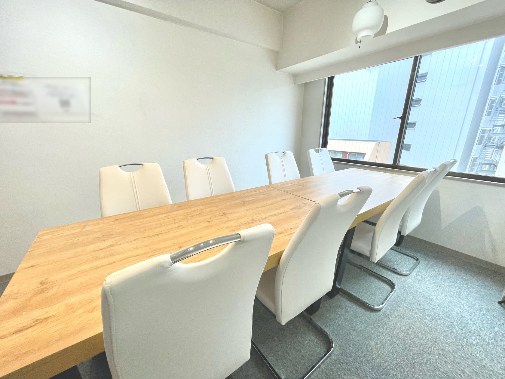 【新大阪駅東口１０秒❗️超駅近】無料WiFi・モニター・ホワイトボード無料貸出中❗️完全個室・会議・面談《SS新大阪618》の写真5